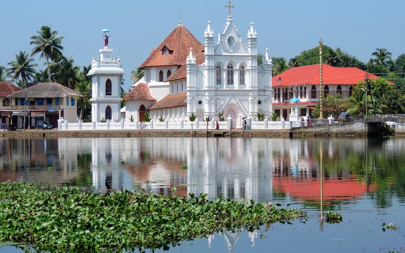 Backwaters_of_Alleppey_with_churches_1523006397